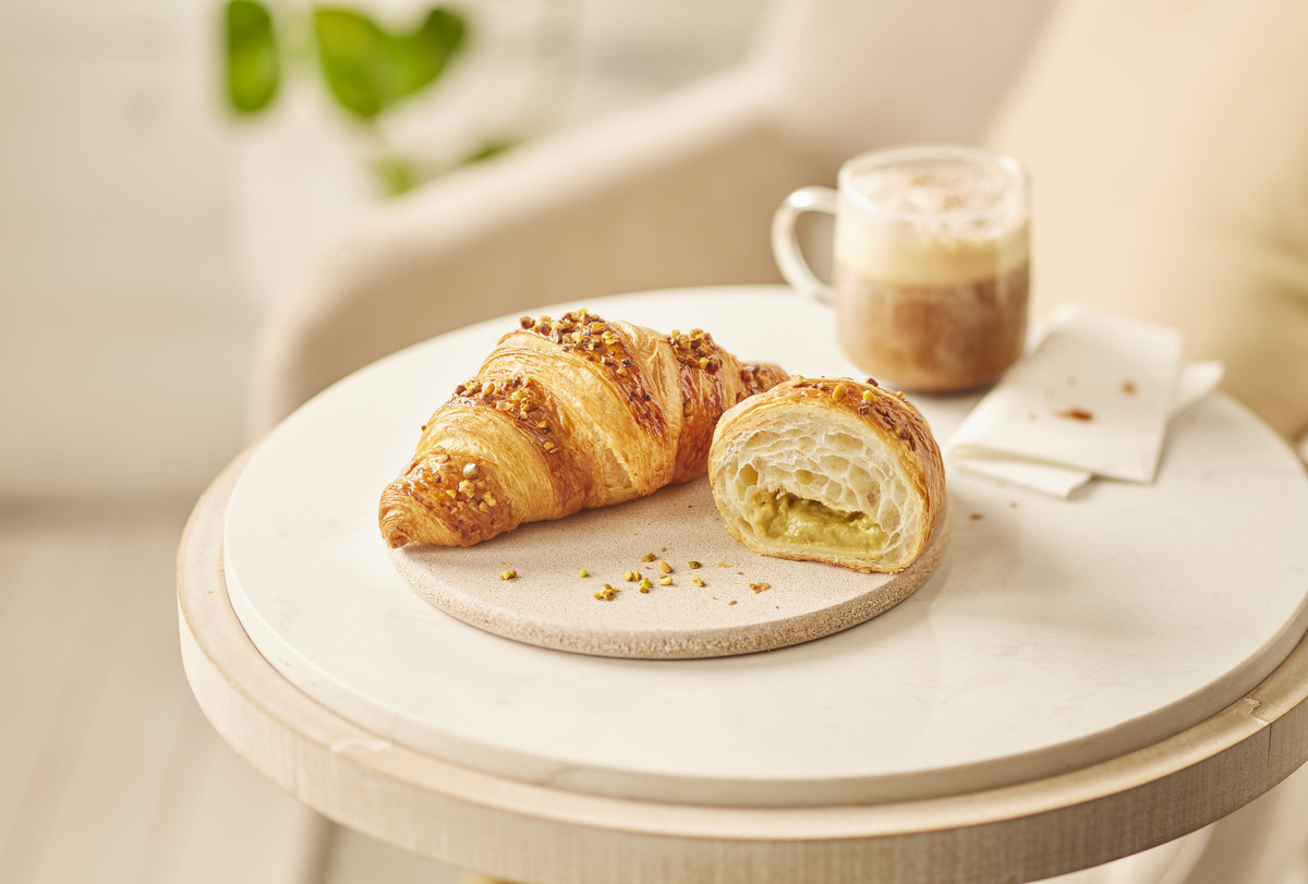 Croissant with Pistachio filling 85g | Bridor Site